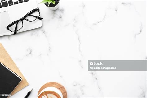 노트북 컴퓨터와 많은 사무 용품흰색 대리석 사무실 책상 테이블 복사 공간 플랫 레이가 있는 상단 뷰입니다 공란에 대한 스톡 사진 및 기타 이미지 Istock