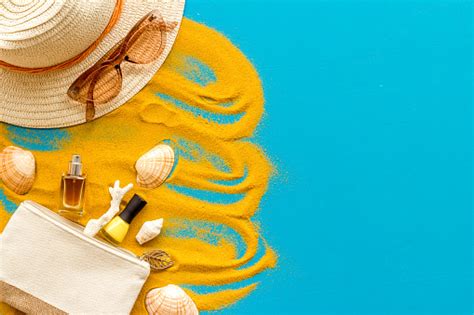 선글라스와 밀짚모자를 쓴 자외선 차단제 화장품 여름 방학 컨셉 플랫레이 0명에 대한 스톡 사진 및 기타 이미지 0명 개념