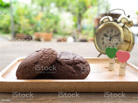 만든 부드러운 다크 초콜릿 브라 우 니 쿠키 나무 테이블에 심장 모양 종이 클립으로 나무 접시에 배치 쿠키에 뒤에 골드 빈티지 알람 시계 0명에 대한 스톡 사진 및 기타