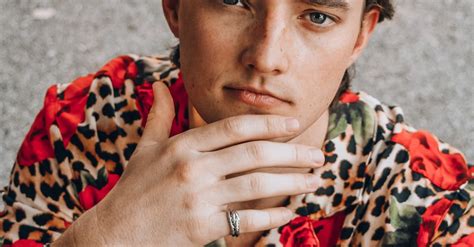 개인 스타일 거리 꽃 꽃무늬 나타내는 남성 남성 패션 낮 다채로운 도로 도시의 밝은 옷 배경을 흐리게 사색 중인 선명한 수심에 잠긴 스타일