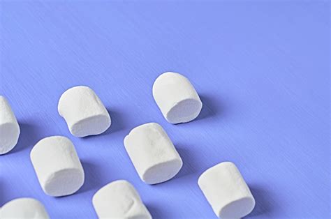 흰색 마시멜로 원통형 형태의 행은 보라색 긁힌 콘크리트 테이블에 놓여있다 텍스트를 위한 공간 개체 그룹에 대한 스톡 사진 및 기타 이미지 Istock