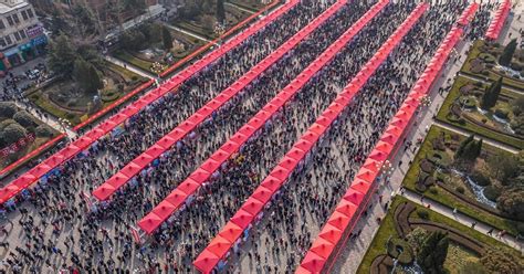 중국 정저우 일자리박람회 참석한 사람들