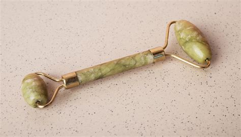 얼굴과 몸 피부를 긁어 모으는 Gua Sha 마사지 롤러 아름다움과 건강 개념 0명에 대한 스톡 사진 및 기타 이미지 0명 대체 요법 돌 건축자재 Istock