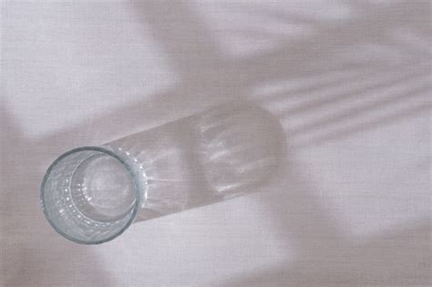 햇빛 긴 그림자 및 굴절 패턴 야자수 잎 트렌디한 그림자가 있는 반짝이는 흰색의 탑 뷰 유리 0명에 대한 스톡 사진 및 기타