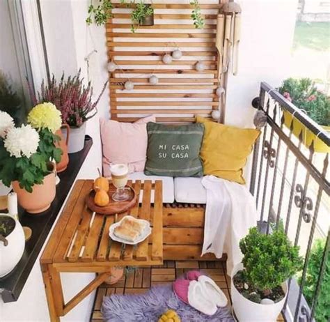 دکوراسیون و تزیین تراس و بالکن کوچک ایرانی با چمن مصنوعی و وسایل ساده