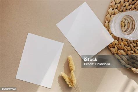 베이지색 배경에 두 개의 빈 흰색 카드 마른 잔디 상위 보기 미니멀리스트 모형 0명에 대한 스톡 사진 및 기타 이미지 0명 광고 구도 Istock