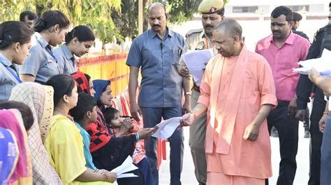 Gorakhpur सीएम योगी ने जनता दर्शन में सुनी 700 लोगों की समस्याएं बोले
