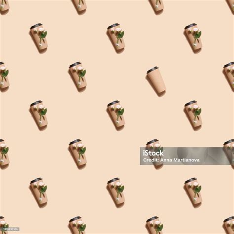 베이지 색 배경에 장미 패턴이있는 재사용 가능한 에코 커피 또는 차 컵 지속 가능한 라이프 스타일 친환경 및 제로 폐기물 개념 플랫 레이 모의 선택에 대한 스톡 사진 및