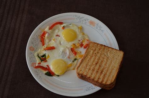 계란 후라이 2 개는 야채를 빨강 노랑 녹색 고추와 양파에 볶습니다 고 섬유질 갈색 빵의 구운 토스트 3 개 음식 아침 식사 0명에 대한 스톡 사진 및 기타 이미지 Istock