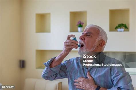 만성 기관지염을 가진 아픈 노인은 흡입기를 사용하고 있습니다 60 69세에 대한 스톡 사진 및 기타 이미지 60 69세 가정 생활 감기바이러스 Istock