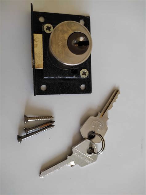 Дръжки за врата и прозорци верига и ключалка за мебели гр София Надежда 1 • Olx Bg