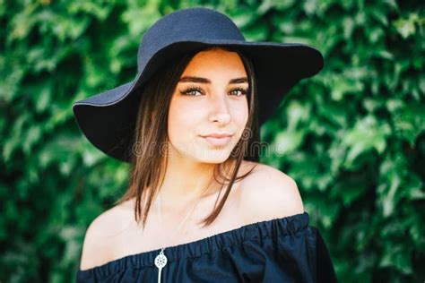 La Bei Giovane Ragazza Sexy Con Pelle Di Carnagione Scura E Castana Con Capelli Neri Si Sono
