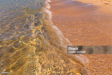 바다에서 순수한 맑은 물 태양 눈부심 파도와 바다 모래 진정 해수 배경 고여 있는 물에 대한 스톡 사진 및 기타 이미지 고여 있는 물 굴절 깨끗한 Istock