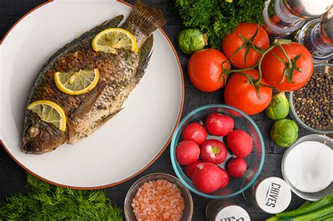 재료와 야채와 검은 나무 배경에 레몬 요리 물고기 맛있고 건강한 음식 고급 요리에 대한 스톡 사진 및 기타 이미지 고급 요리 구이 굽기 Istock