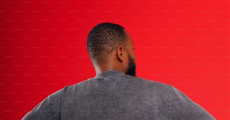 등을 돌린 남자가 카메라를 향해 사진 Unsplash의 티셔츠 이미지