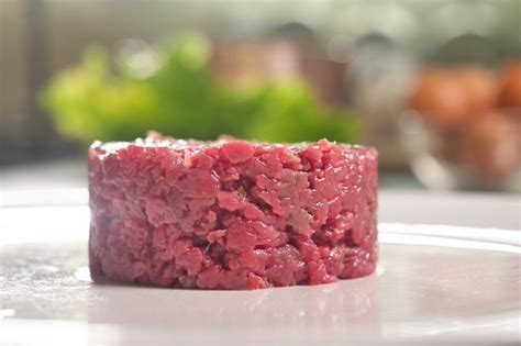 셰프가 고기 타르타르의 미식 요리를 준비하고 클래스의 터치로 준비를 마칩니다 0명에 대한 스톡 사진 및 기타 이미지 0명 건강한 생활방식 고급 요리 Istock