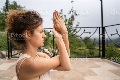 발코니에서 요가 스트레칭 이완 운동을 하는 한 여자 혼자 가냘픈에 대한 스톡 사진 및 기타 이미지 가냘픈 갈색 머리 건강한 생활방식 Istock