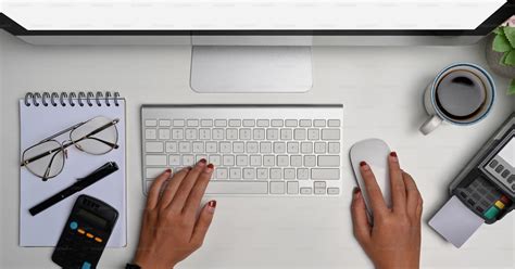 흰색 사무실 책상에서 컴퓨터로 작업하는 사업가의 오버헤드 샷 사진 Unsplash의 태국 이미지