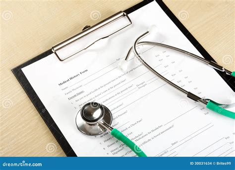 Медицинская принципиальная схема зеленого стетоскопа лежа на медицинской истории история