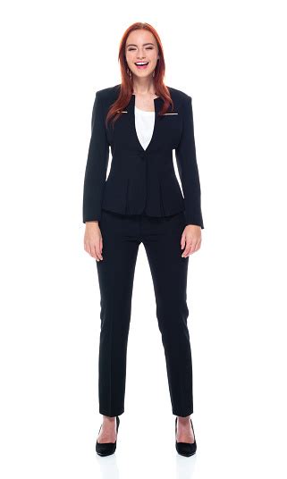 전체 길이 정면 보기 카메라 1 인용 2029세 성인 미모 빨강머리 긴 머리 코 카 서 여자 젊은 여성 사업가 비즈니스 맨 스탠딩 비즈니스 웨어 양복을 좌우로 20 24세에