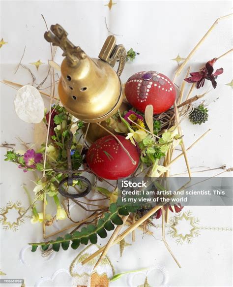 신선한 야생 꽃과 허브 앵 초 선화 장식의 천연 재료를 사용한 레드 부활절 달걀 0명에 대한 스톡 사진 및 기타 이미지 0명