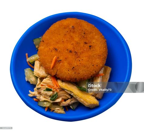 콩 아스파라거스와 당근 오이와 딜이있는 피쉬 케이크 분리 된 접시에 물고기 커틀릿 야채 탑 뷰가 있는 커틀릿 0명에 대한 스톡 사진 및 기타 이미지 Istock