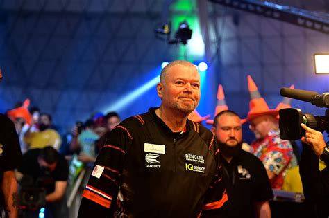 Van Barneveld Zorgt Voor Stunt In Bahrein Na Sensationele Comeback