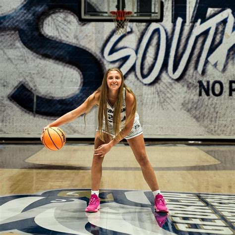 Nil Store Olivia Fullers Locker Room