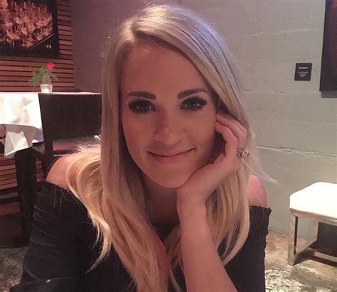Lovely Carrie Underwood Dinner Selfie She Is So Pretty Celeblr