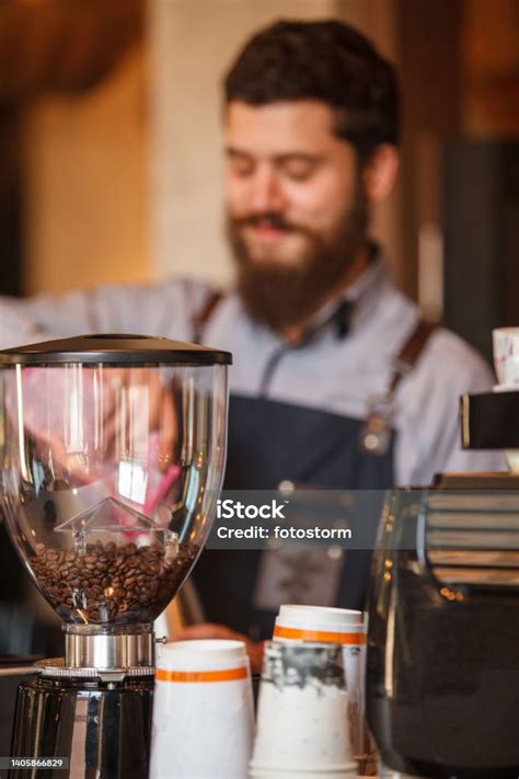 바리스타는 바 카운터 뒤에 서서 고객을 위해 커피 한 잔을 준비합니다 25 29세에 대한 스톡 사진 및 기타 이미지 25 29세 개념 근거리 초점 Istock