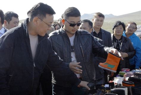 ДАРХАНД ҮЙЛДВЭРЛЭВ ДЭЛГҮҮР ҮЙЛДВЭРЛЭГЧДЭЭ ДЭМЖИЖ АЖИЛЛАДАГ