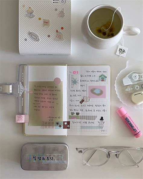 스온프ㅣ취향 라이프ㅣ기록탐구자 좋은 문장들을 수집하고 있어요 한권이 되면 무척 흐뭇할것 같아요 오늘은 국화차 한잔하며 책읽어봐요 꼭 시간을 사세요 그러려면