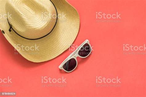 텍스트에 대 한 빈 공간을 가진 분홍색 배경에 평평 하다 여행자 액세서리 상위 뷰 여행 또는 휴가 개념 여름 배경입니다 0명에 대한 스톡 사진 및 기타 이미지 Istock