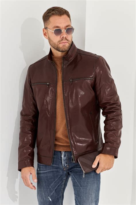 Мужская короткая кожаная коричневая куртка купить в Москве
