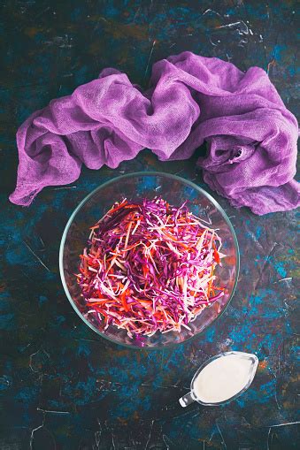 붉은 양배추와 흰 양배추 유리 그릇 빈티지 배경 Souse에 당근 야채 샐러드 양배추 샐러드 건강 한 먹는입니다 격 조 그림 0