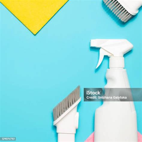 마이크로 화이버 천 진공 청소기 부착 및 파란색 배경에 스프레이 클리너 상단 보기 복사 공간 청소 용품 0명에 대한 스톡 사진 및 기타 이미지 Istock