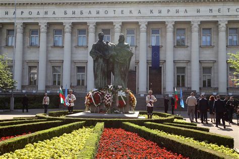 Церемония по поднасяне на венци и цветя се състоя пред паметника на светите братя Кирил и