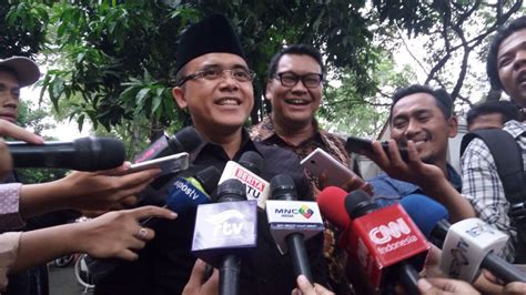 Azwar Anas Angkat Bicara Soal Foto Hot Dengan Paha Wanita Okezone News