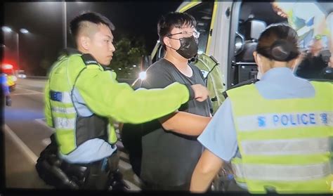 的士疑壞車停新田公路遭撞 的士司機倒臥路上 女乘客受傷 20 32 20230422 港聞 即時新聞 明報新聞網