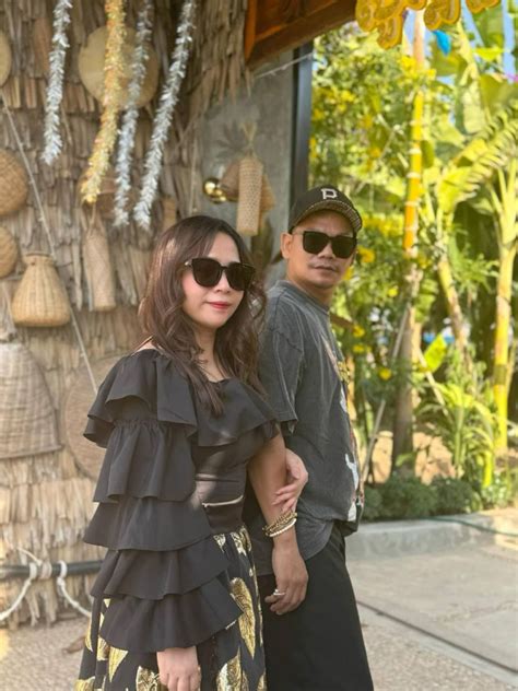 បុរសកម្សត់ម្នាក់ អួលដើមកសម្រក់ទឹកភ្នែក លើកដៃទទួលទឹកចិត្តឧកញ៉ា ព្រាប សុវត្ថិ ដែលជូនថវិកាដល់គ្រួសារ