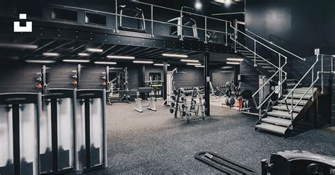 많은 기계와 장비로 가득 찬 체육관 사진 Unsplash의 무료 자동차 이미지