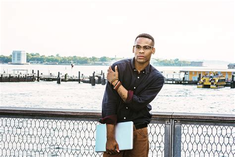 뉴욕의 이스트 리버를 여행하는 아프리카 계 미국인 사업가 25 29세에 대한 스톡 사진 및 기타 이미지 25 29세 강 관광객 Istock