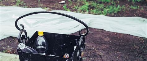 거리에서 쓰레기 통에 쓰레기를 던져 플라스틱 병이 올바르게 던져졌습니다 쓰레기 통에서 쓰레기를 클로즈업 도시에서 할 수있는 트라흐의 독성 플라스틱 환경 오염 생태 학적 문제