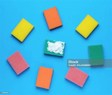 파란색 배경에 밝은 거품 스폰지의 멀티 컬러 세트 세탁과 청소의 최소 개념 0명에 대한 스톡 사진 및 기타 이미지 0명 가사 집안일 가정 생활 Istock