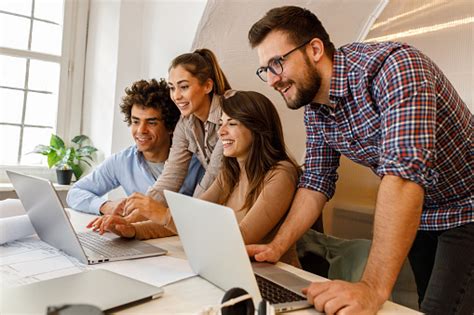 캐주얼하게 옷을 입은 젊은 동료들이 사무실에서 새로운 창업 프로젝트에 대한 아이디어를 논의하는 회의에 참석했습니다 사람들에 대한 스톡 사진 및 기타 이미지 Istock