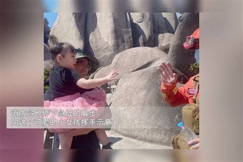 萌娃遇消防员挥手打招呼，奶声奶气哥哥叫个不停，消防员回应暖心