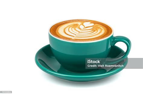 내부에 클리핑 패스가 있는 흰색 배경에 고립 된 짙은 녹색 컵과 접시에 라 떼 아트가 있는 핫 라 떼 커피 커피 마실 것에 대한 스톡 사진 및 기타 이미지 Istock