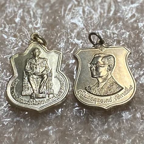 เข็มที่ระลึกตราสัญลักษณ์พระราชพิธีมหามงคลเฉลิมพระชนมพรรษา 90 พรรษา 12 สิงหาคม 2565 ชนิดแม่เหล็ก