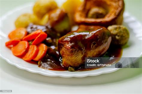 닭고기와 화이트 와인 그레이비에 구운 감자와 닭 가슴살 완두콩 당근 돼지고기 양파 스터핑 요크셔 푸딩 가금류에 대한 스톡 사진