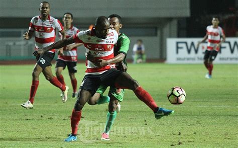 Muhammad Kasim Stamet Pegang Tubuh Greg Nwokolo Foto 3 1718479